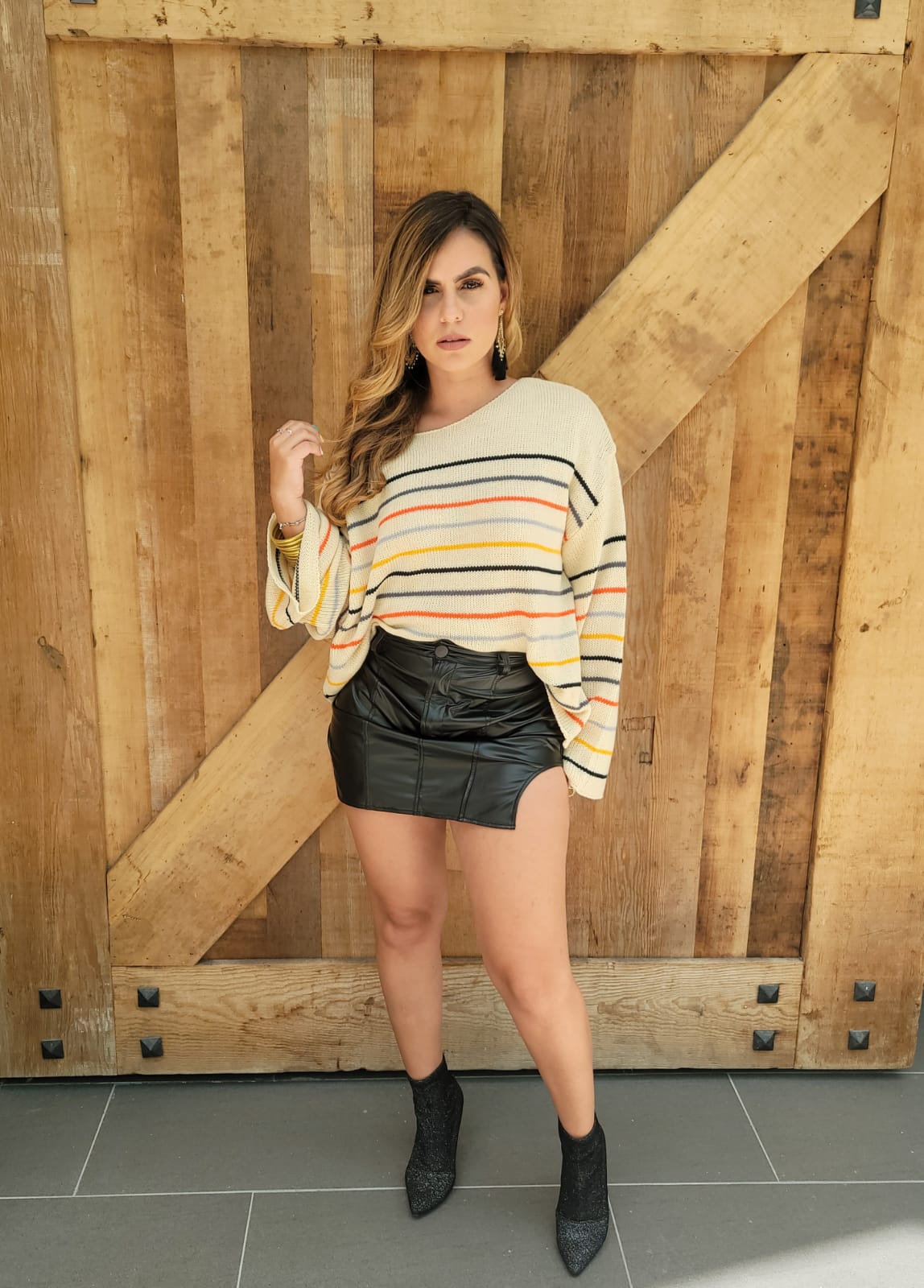 Falda negra de cuero con aberturas en ambos lados. – ZO Boutique